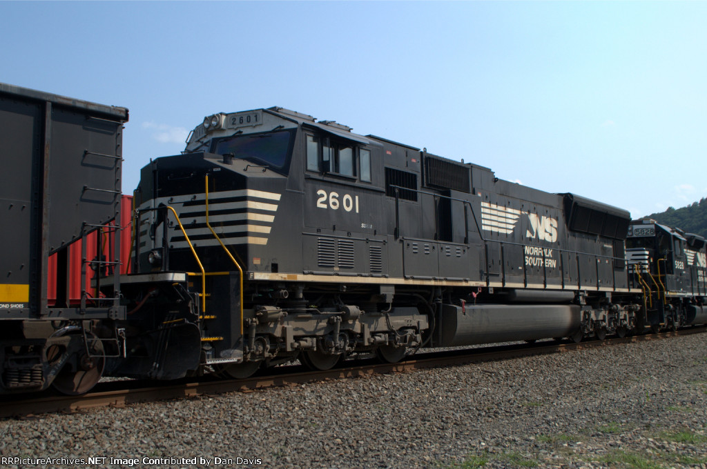 NS SD70M 2601 trails on 10G